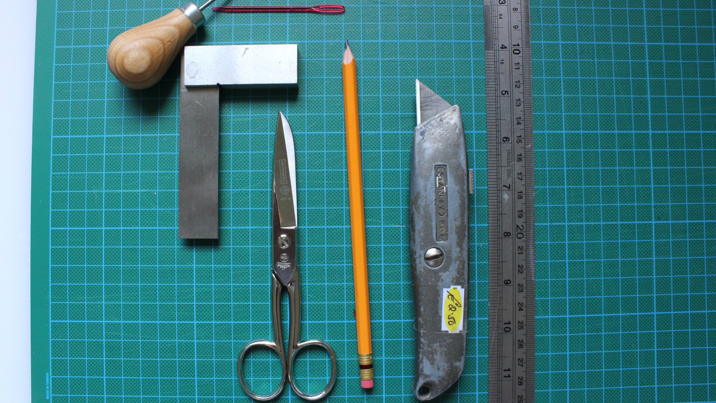 INTRO TO BINDING: JAPANESE STAB BINDING TUTORIAL (flexible cover with three-hole stitching)